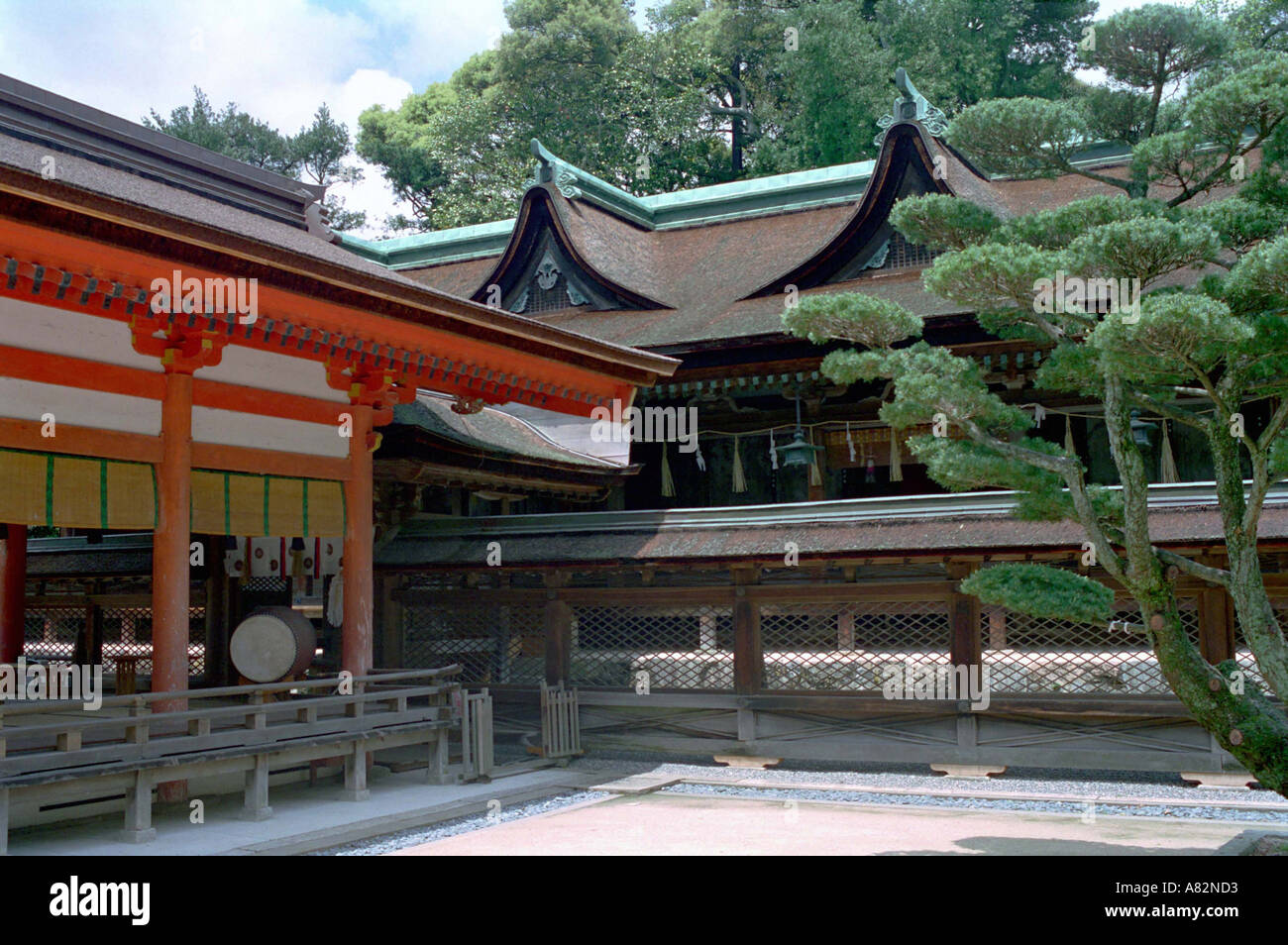 Traditional japanese rooftops hi-res stock photography and images - Alamy
