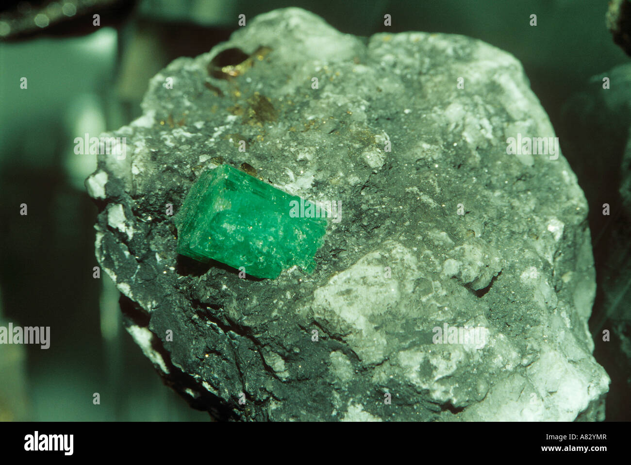 Emerald hexagonal crystal hi-res stock photography and images - Alamy