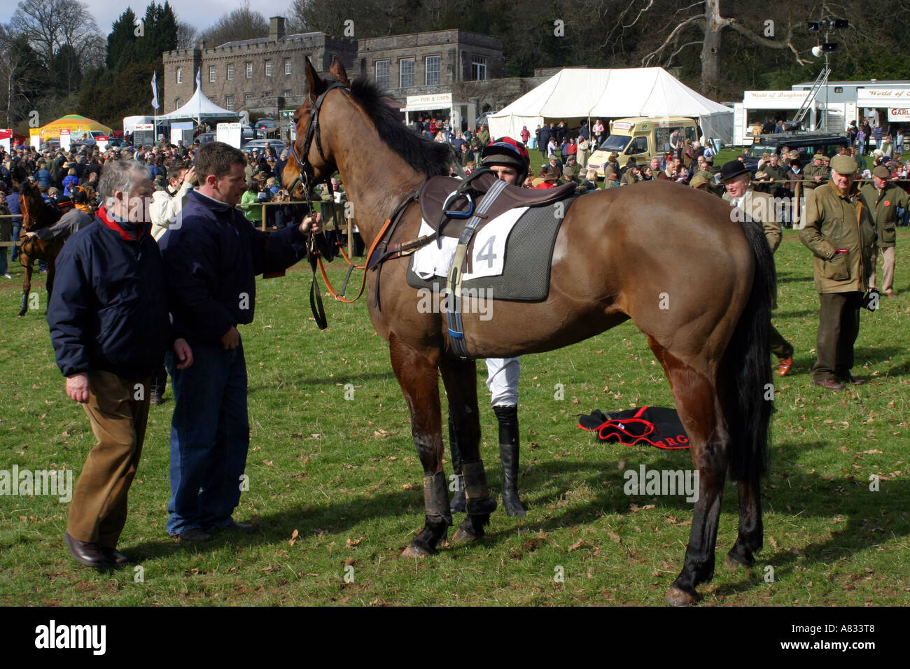 Racing horses parade ring hi-res stock photography and images - Alamy