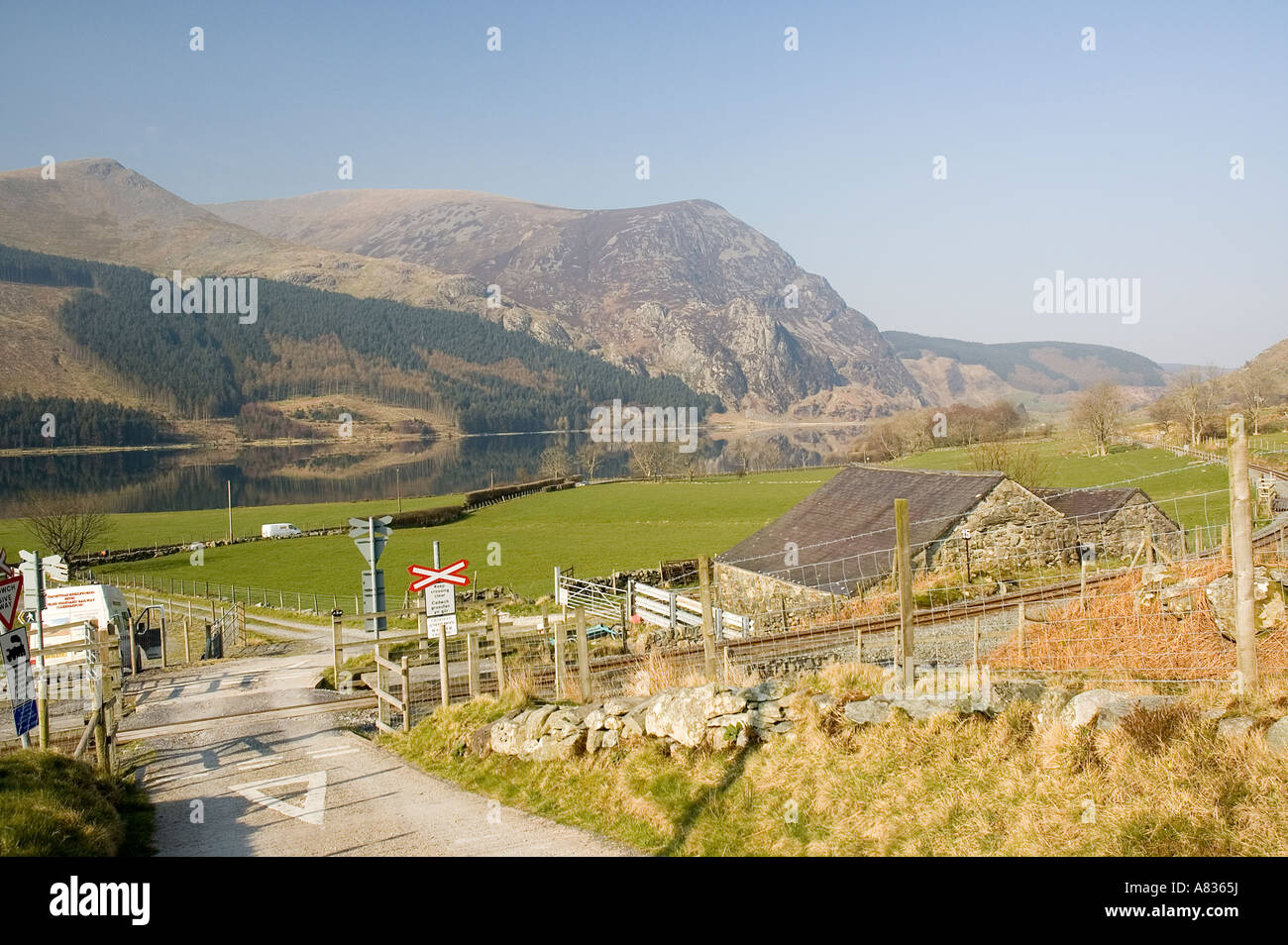 Snowdon Ranger path at Llyn Cwellyn Stock Photo - Alamy