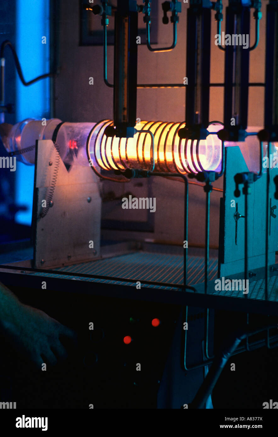 Manufacturing experimental solar cell designs in a Maryland laboratory ...