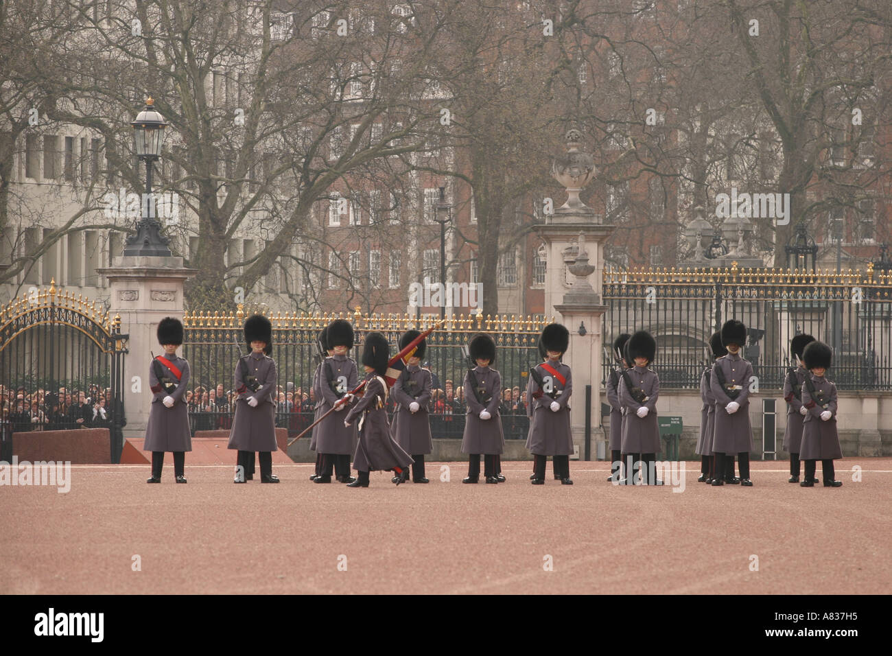 Queens guard gun windsor castle hi-res stock photography and images - Alamy