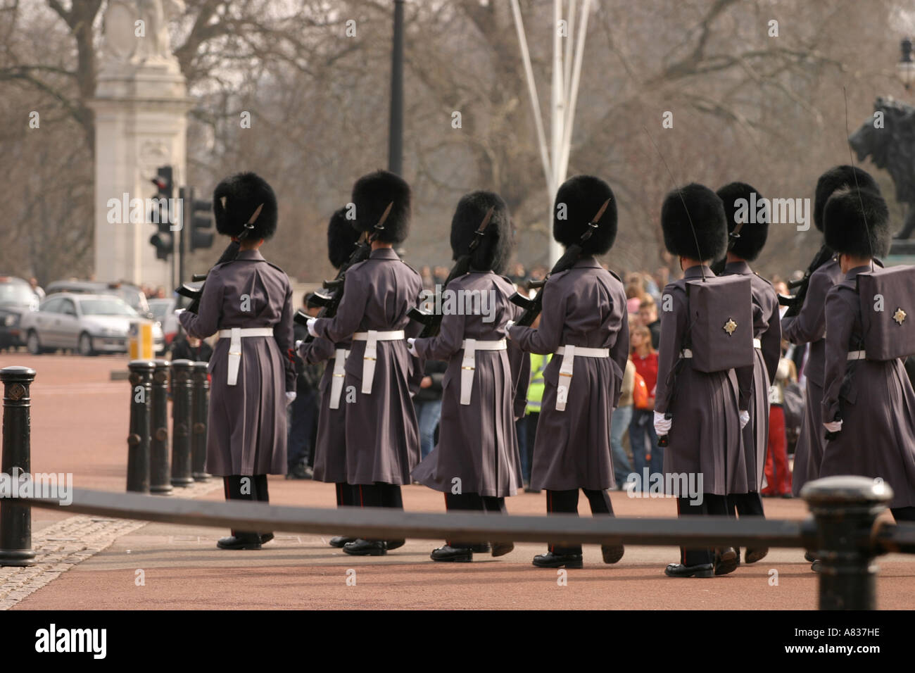 Queens guard gun windsor castle hi-res stock photography and images - Alamy
