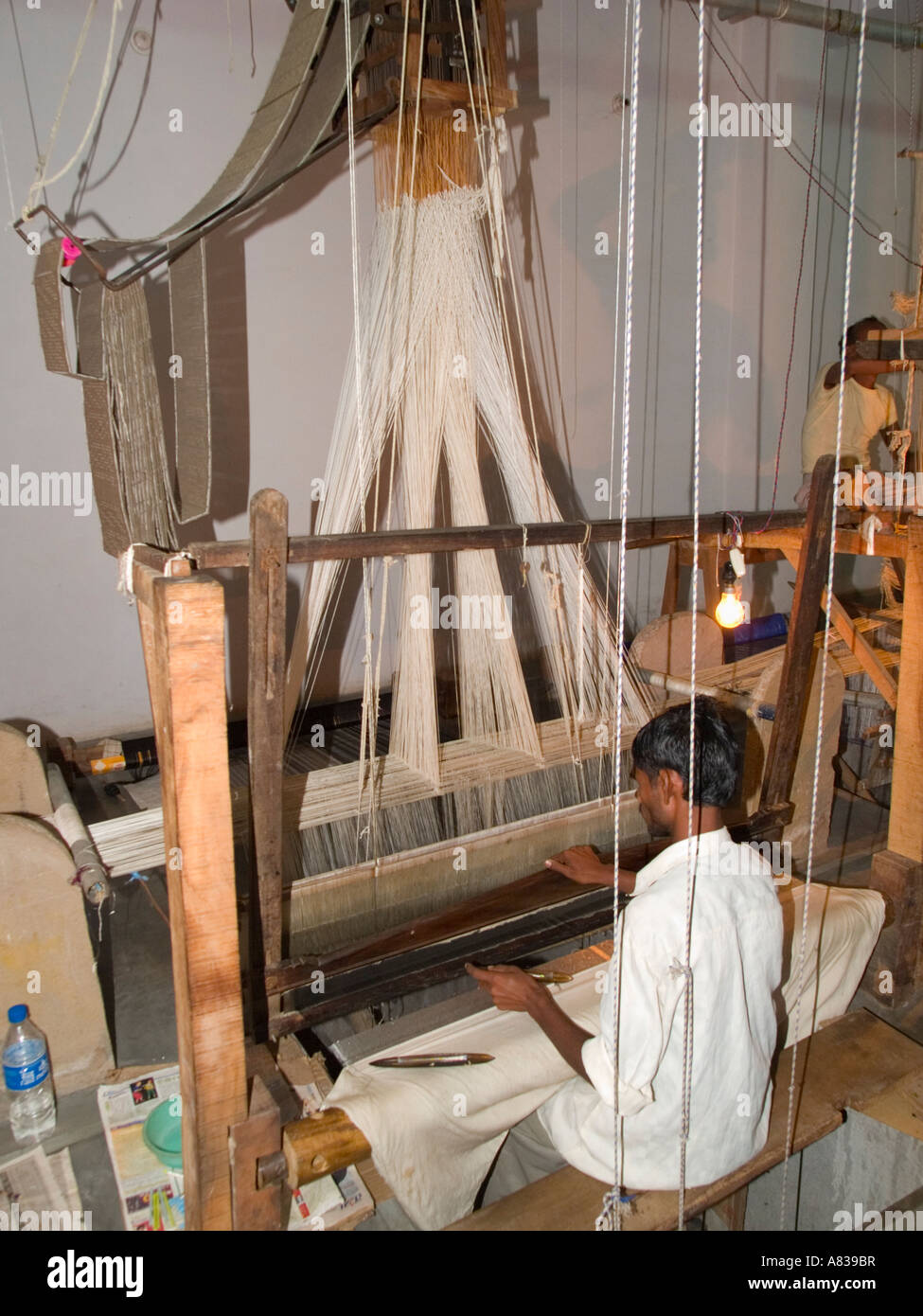 Man weaving loom hi-res stock photography and images - Alamy