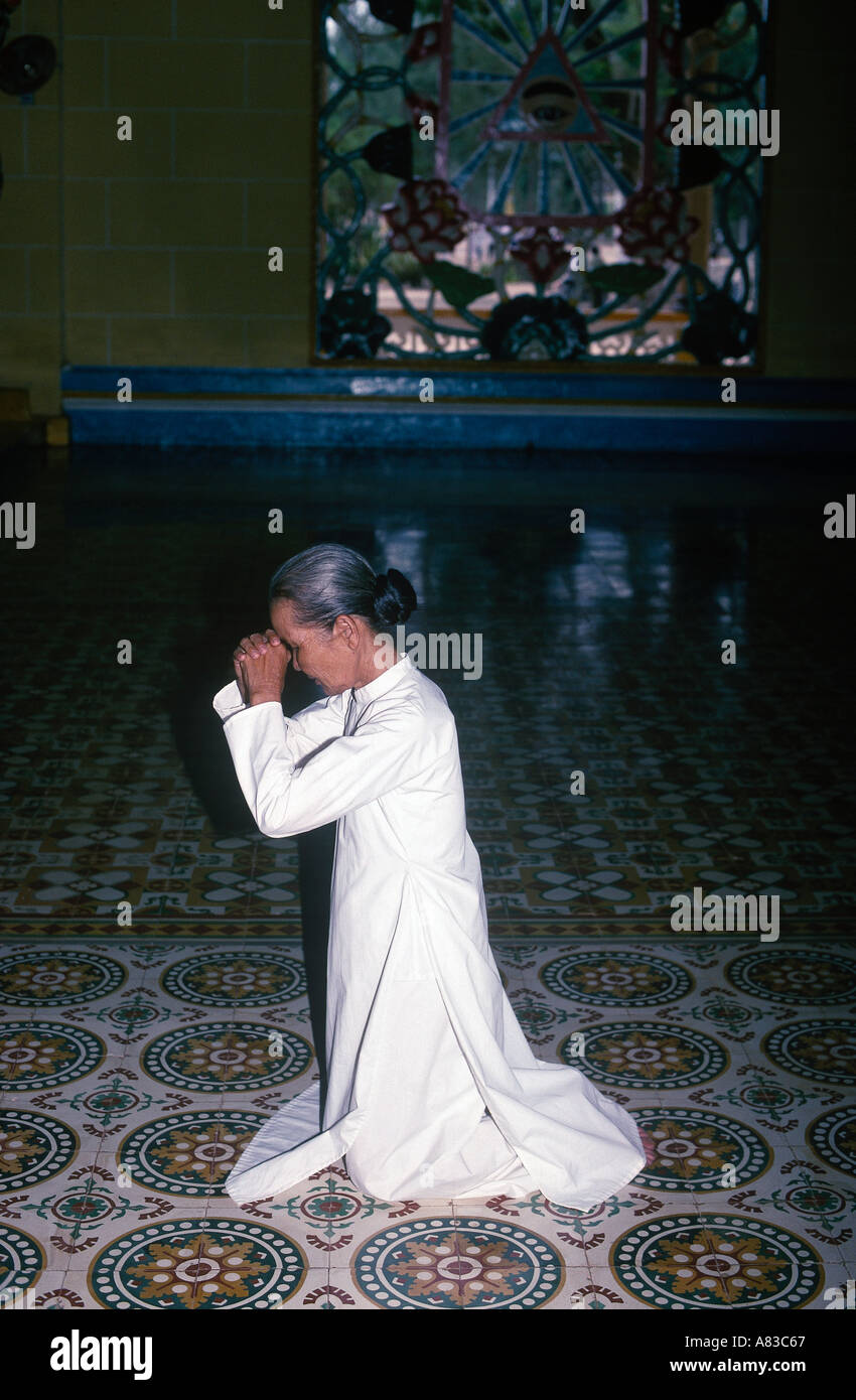 Caodaist female disciple praying, Cao Dai Holy See Temple Stock Photo ...