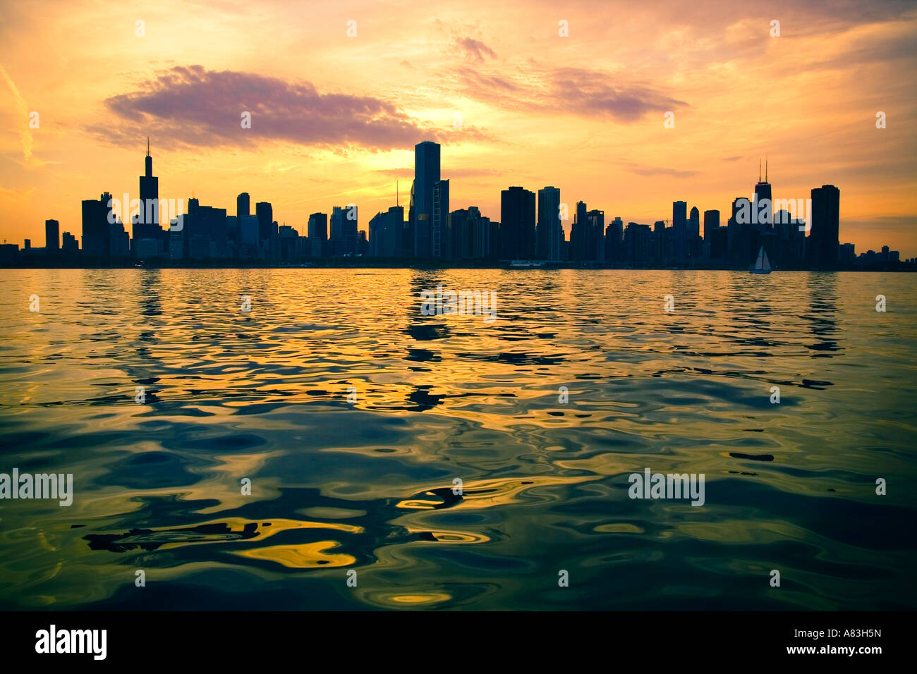Chicago skyline at sunset hi-res stock photography and images - Alamy