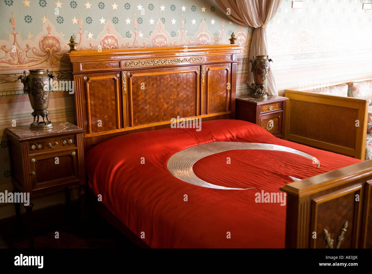 Ataturk's deathbed in the Dolmabahce Palace, Istanbul Stock Photo - Alamy