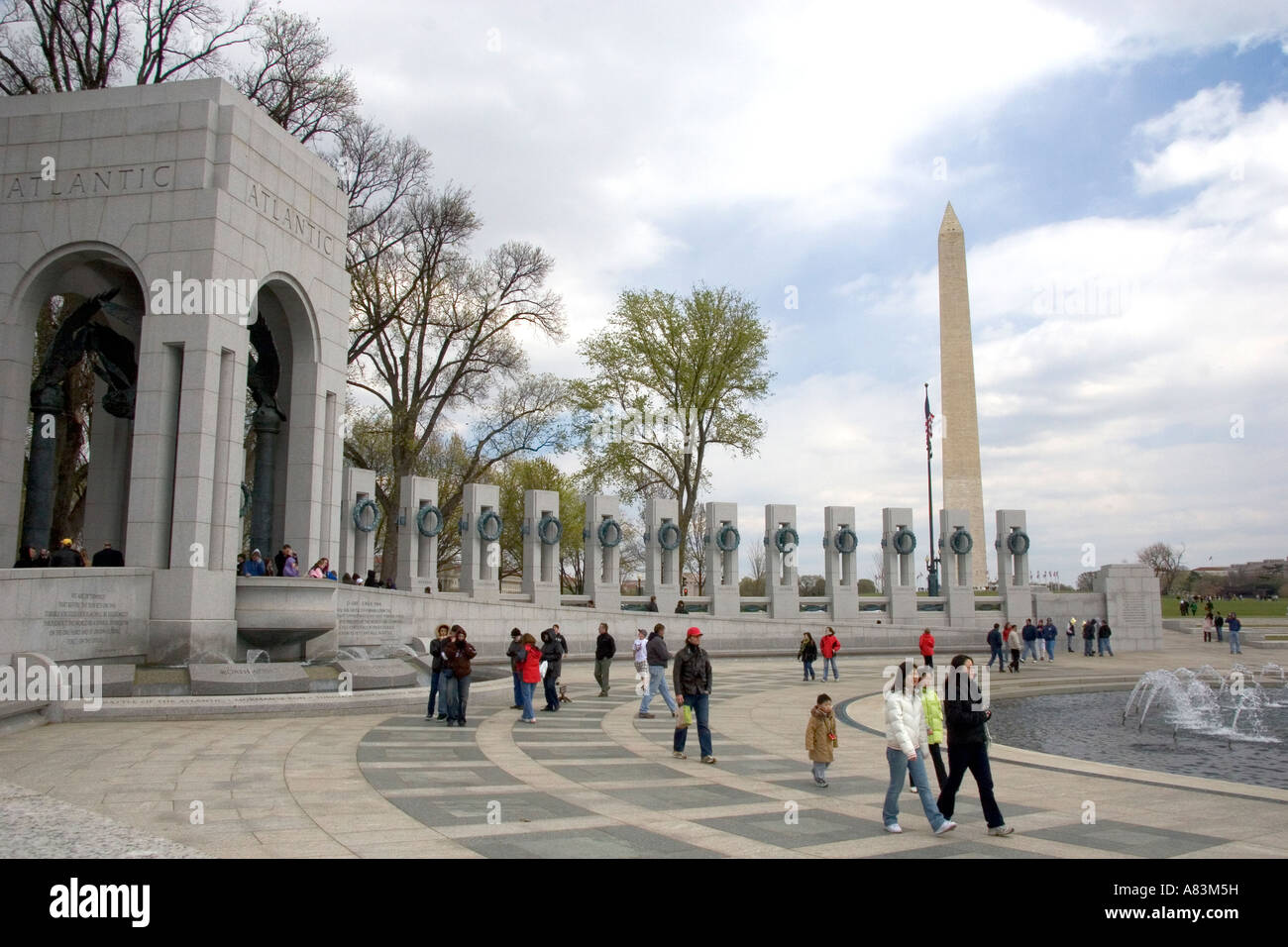 The National World War II Memorial and the Washington Monument in ...