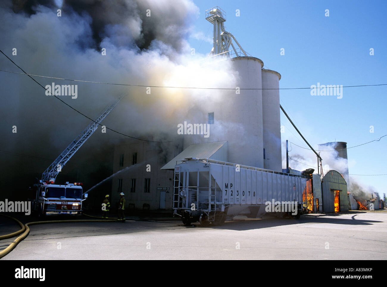 Grain Elevator Fire Stock Photos & Grain Elevator Fire Stock Images - Alamy