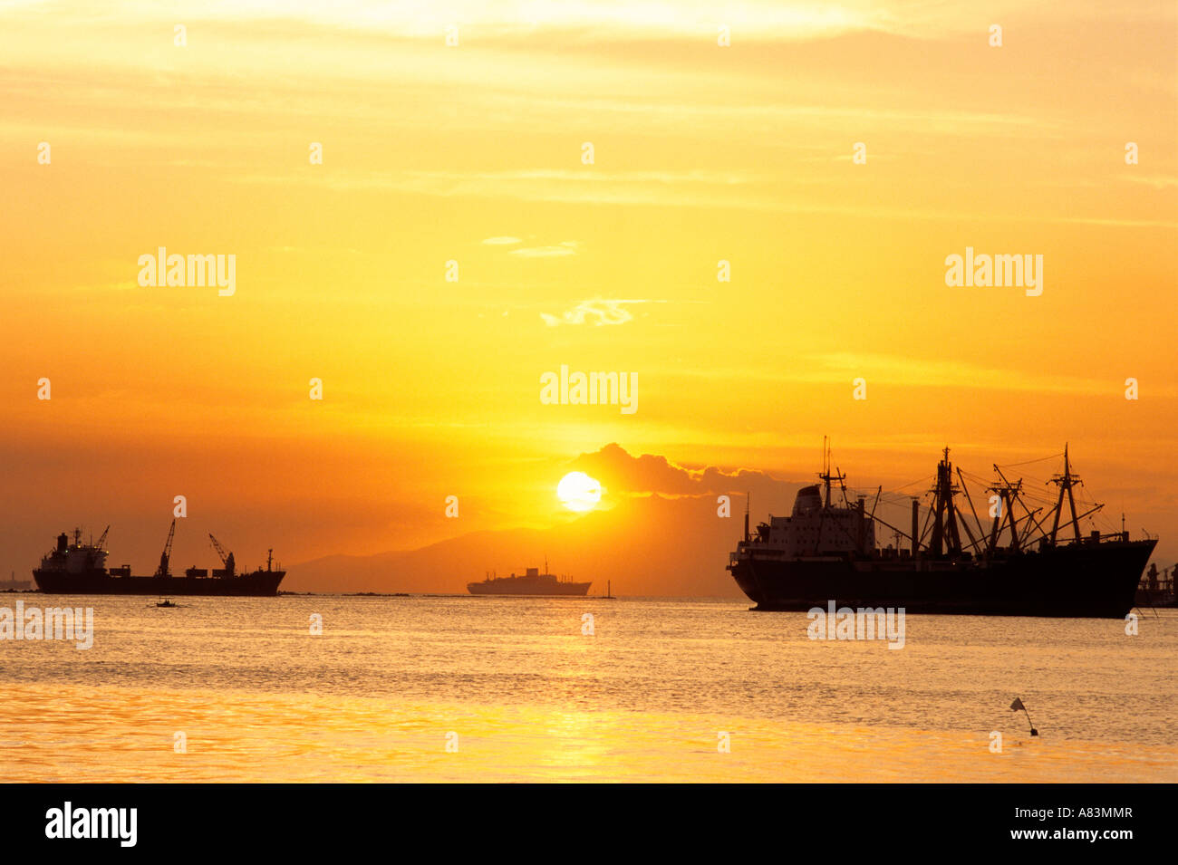 Manila bay ships hi-res stock photography and images - Alamy