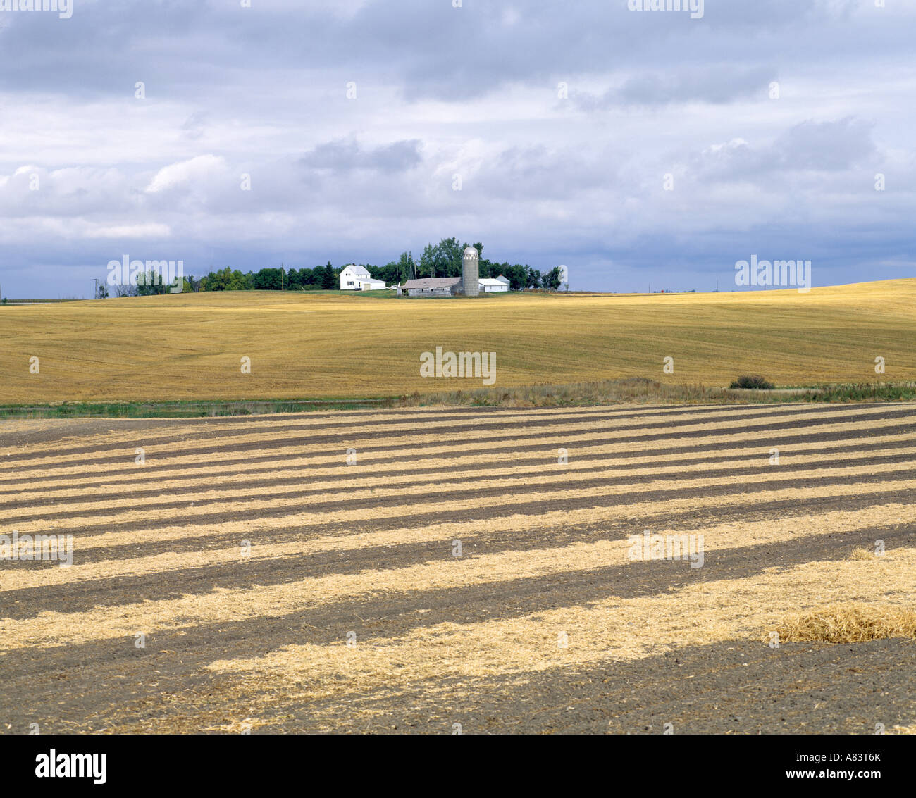 Airplane farmhouse transportation hi-res stock photography and images ...