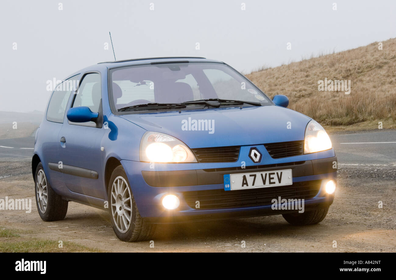 Blue Renault Clio DCI 100 car 2005 model Stock Photo - Alamy