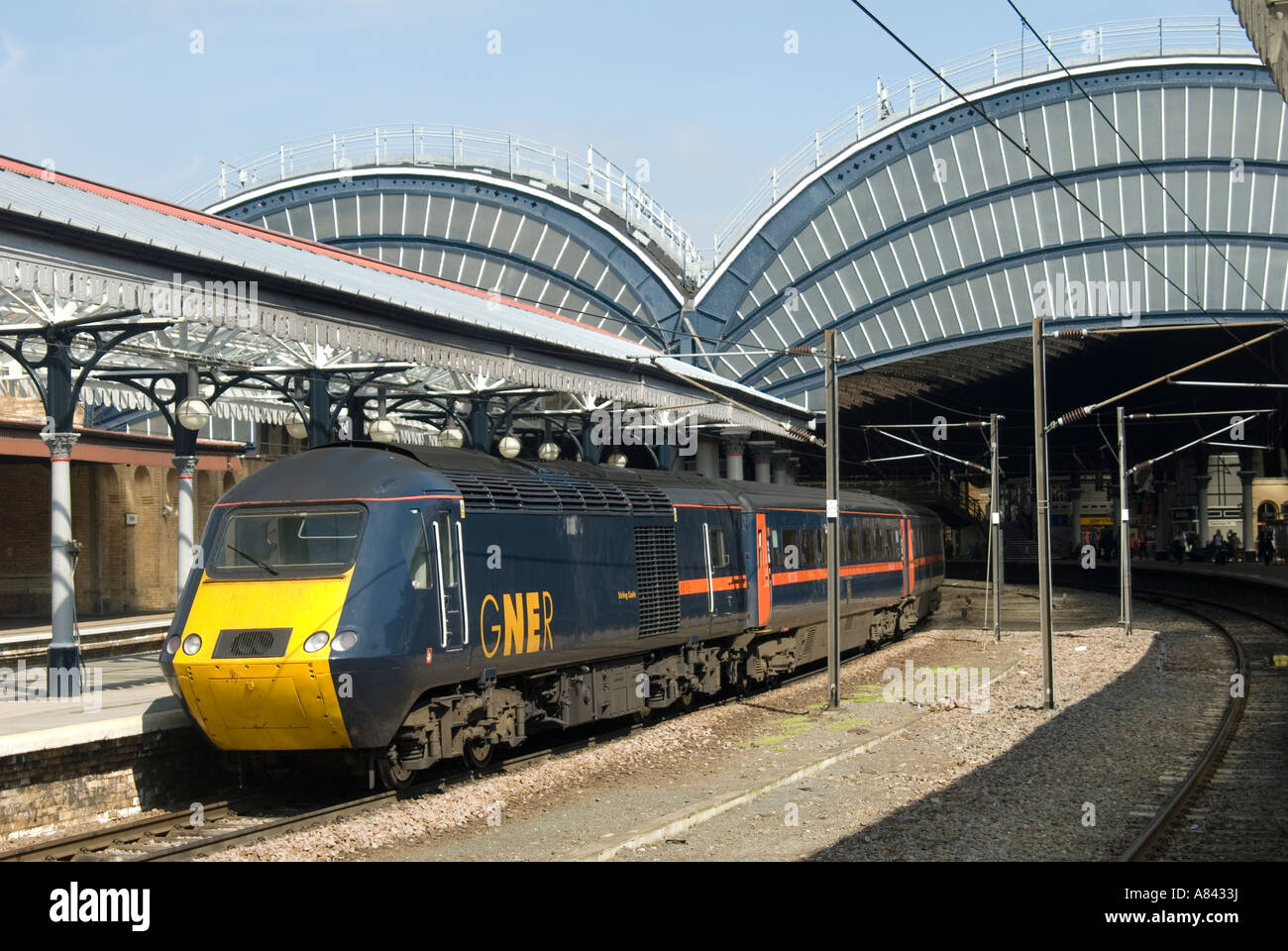 GNER class 43 125 high speed train aproaches York railway station ...