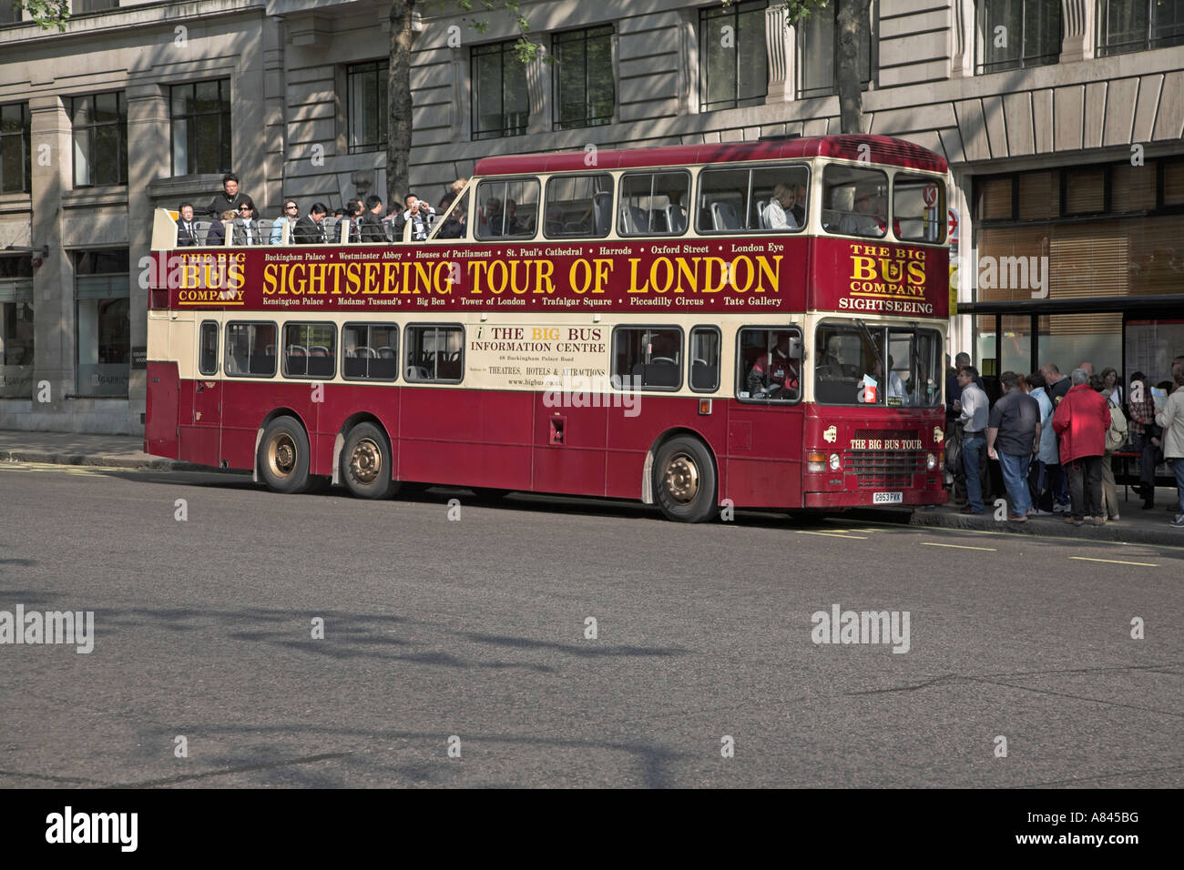 Open topped tour bus in central London, England Stock Photo - Alamy