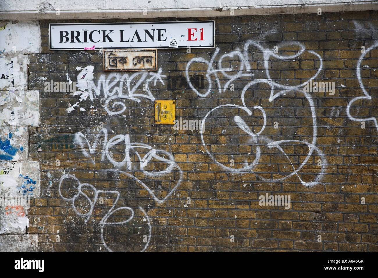 Brick Lane sign and wall with graffiti spray, East End, London E1 ...