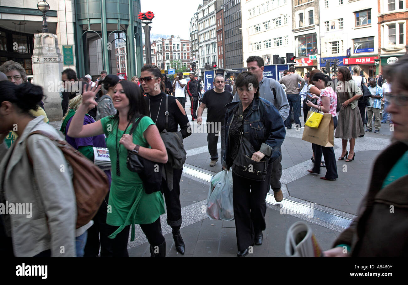 People rushing into Liverpool Street station crowded with passengers ...