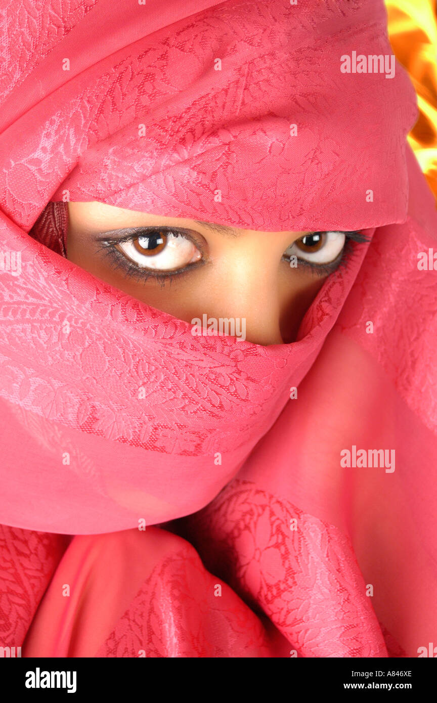 Arab woman in veil Stock Photo - Alamy