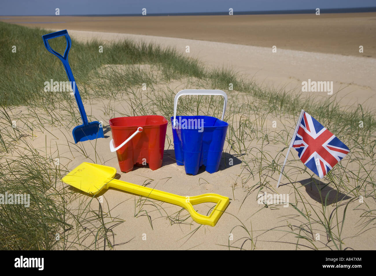 Beach Bucket & Spade Stock Photo - Alamy