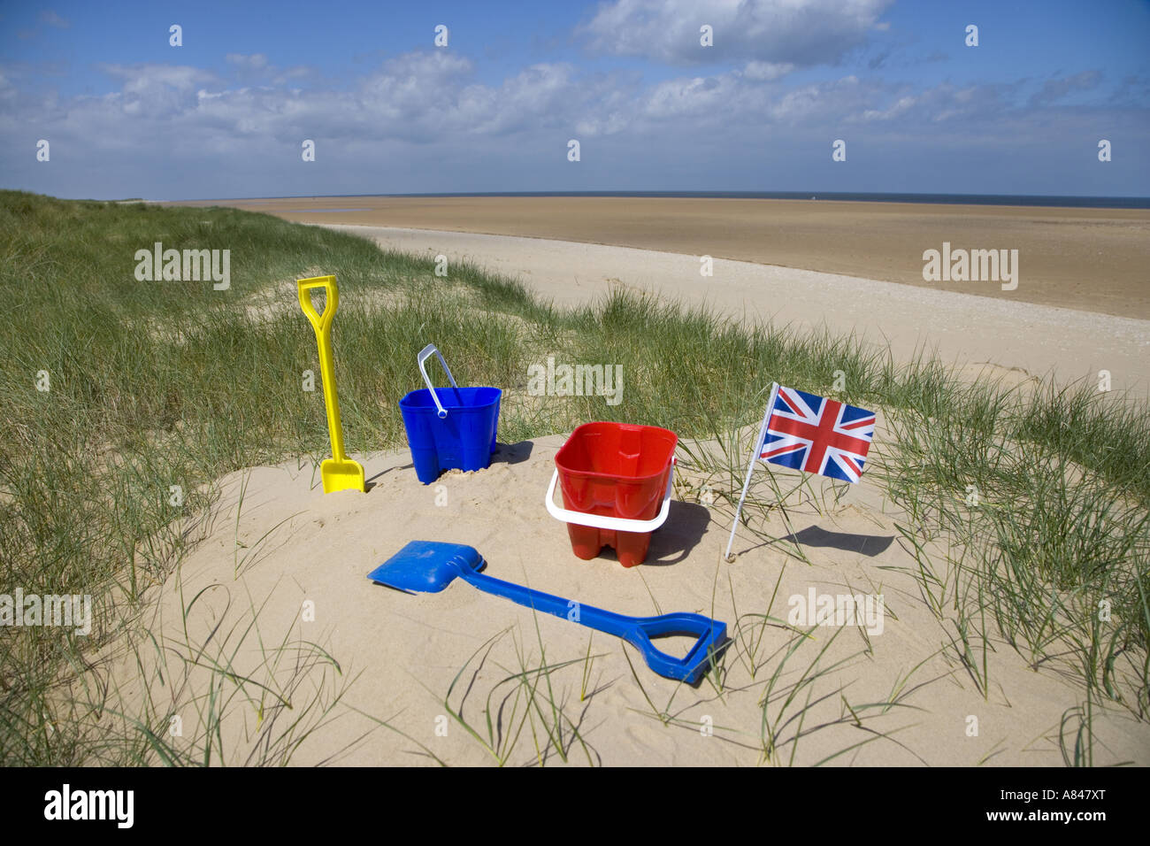 Beach Bucket & Spade Stock Photo - Alamy