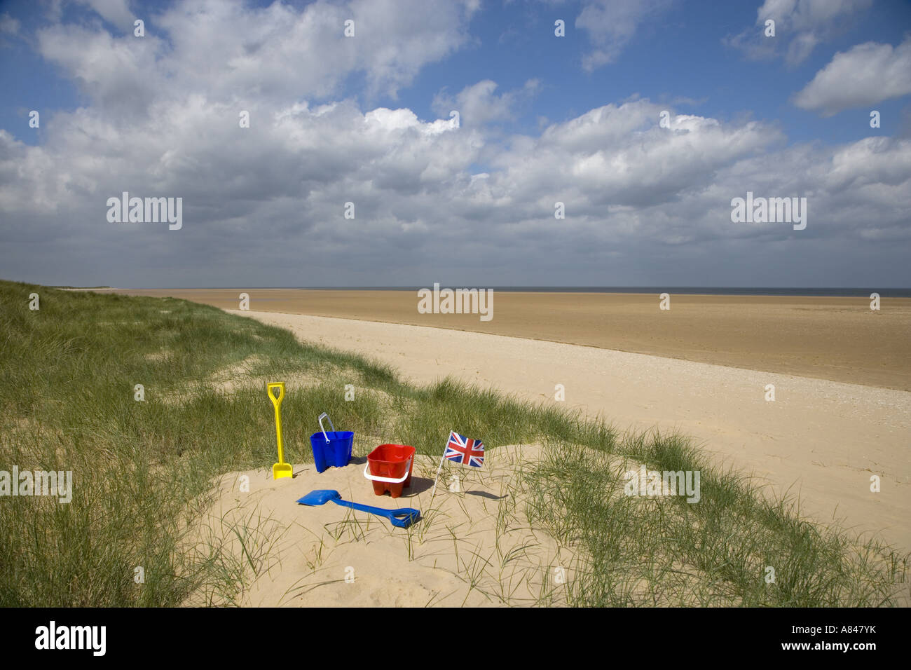 Beach Bucket & Spade Stock Photo - Alamy