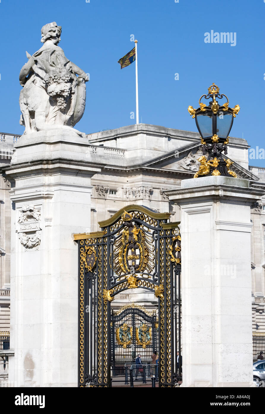 Buckingham palace walls hi-res stock photography and images - Alamy