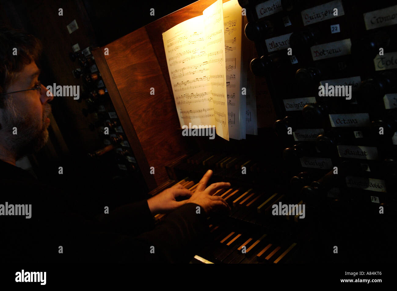 Church organist playing organ hi-res stock photography and images - Alamy
