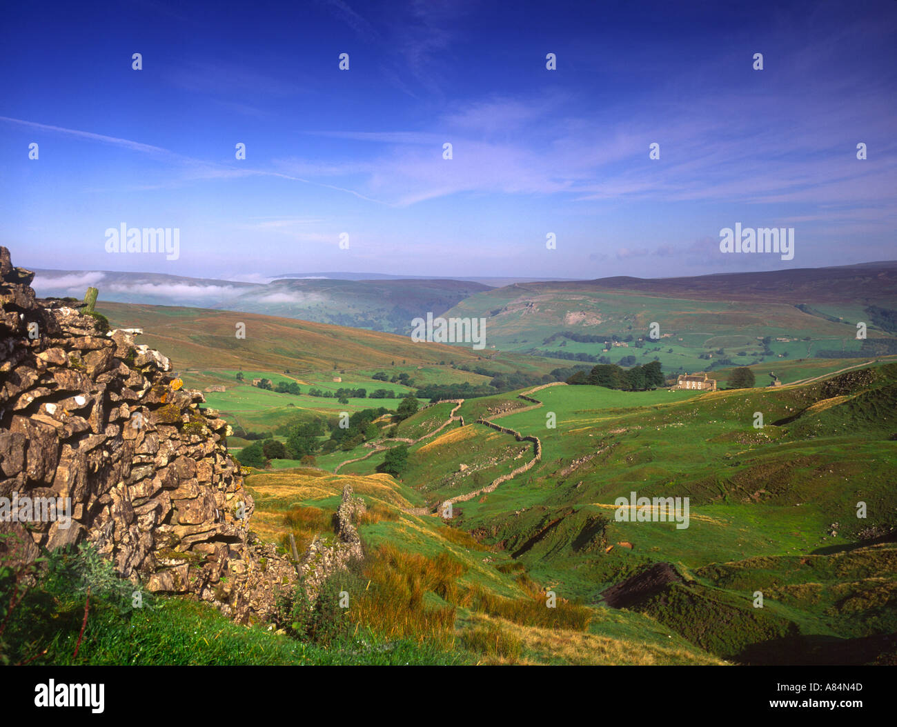 Typical yorkshire stone houses hi-res stock photography and images - Alamy