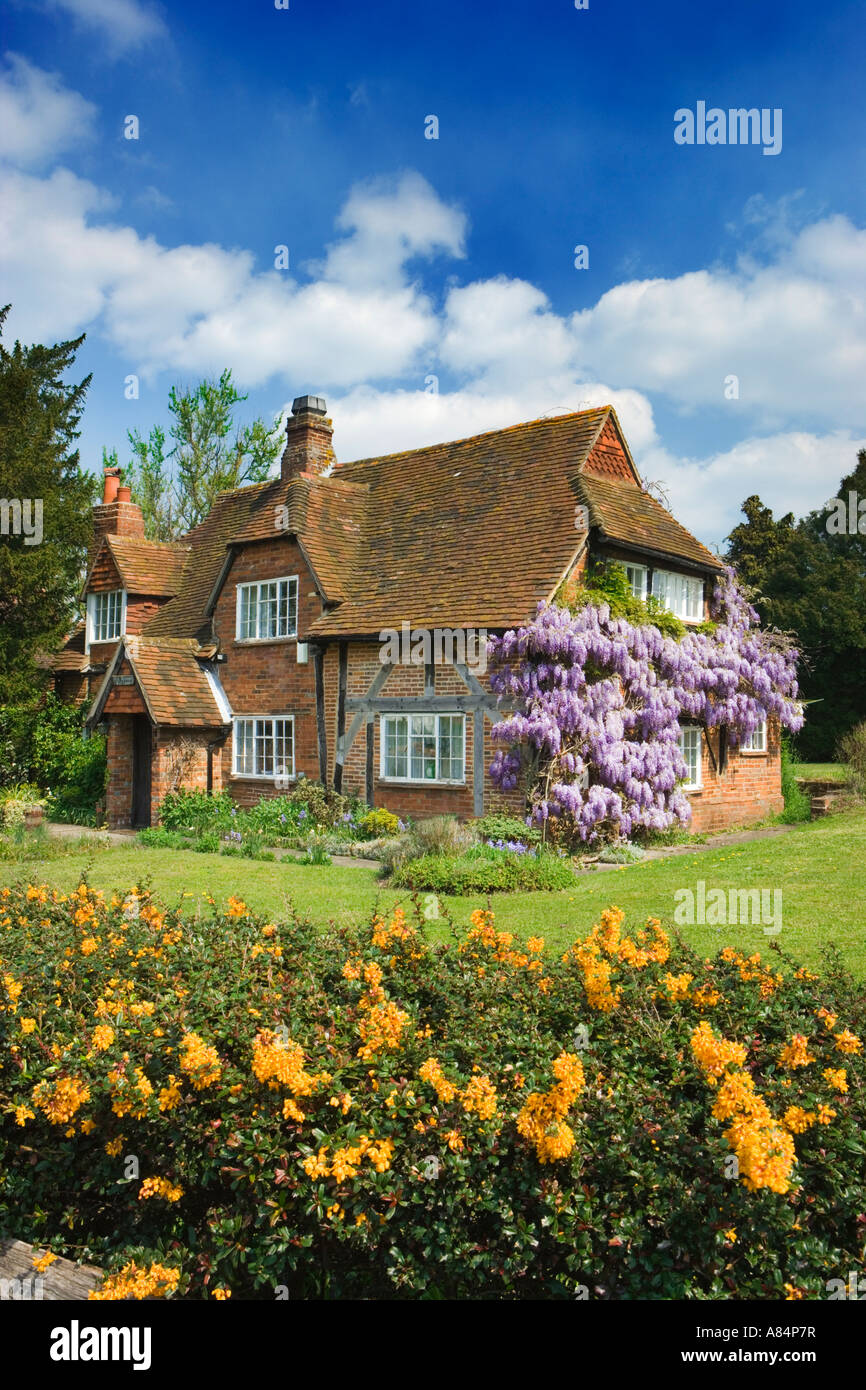 Wisteria cottage hi-res stock photography and images - Alamy