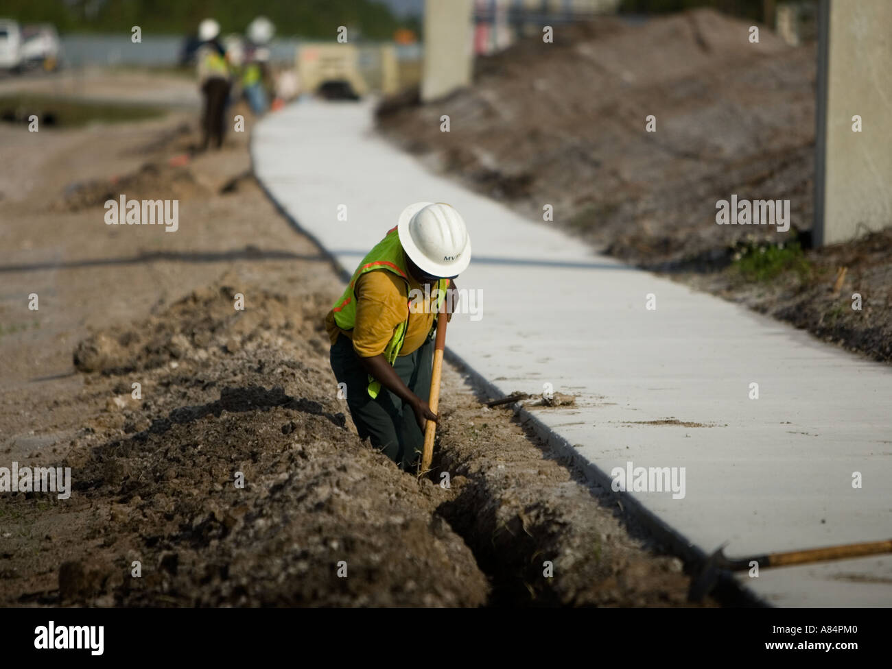 Digging a trench hi-res stock photography and images - Alamy