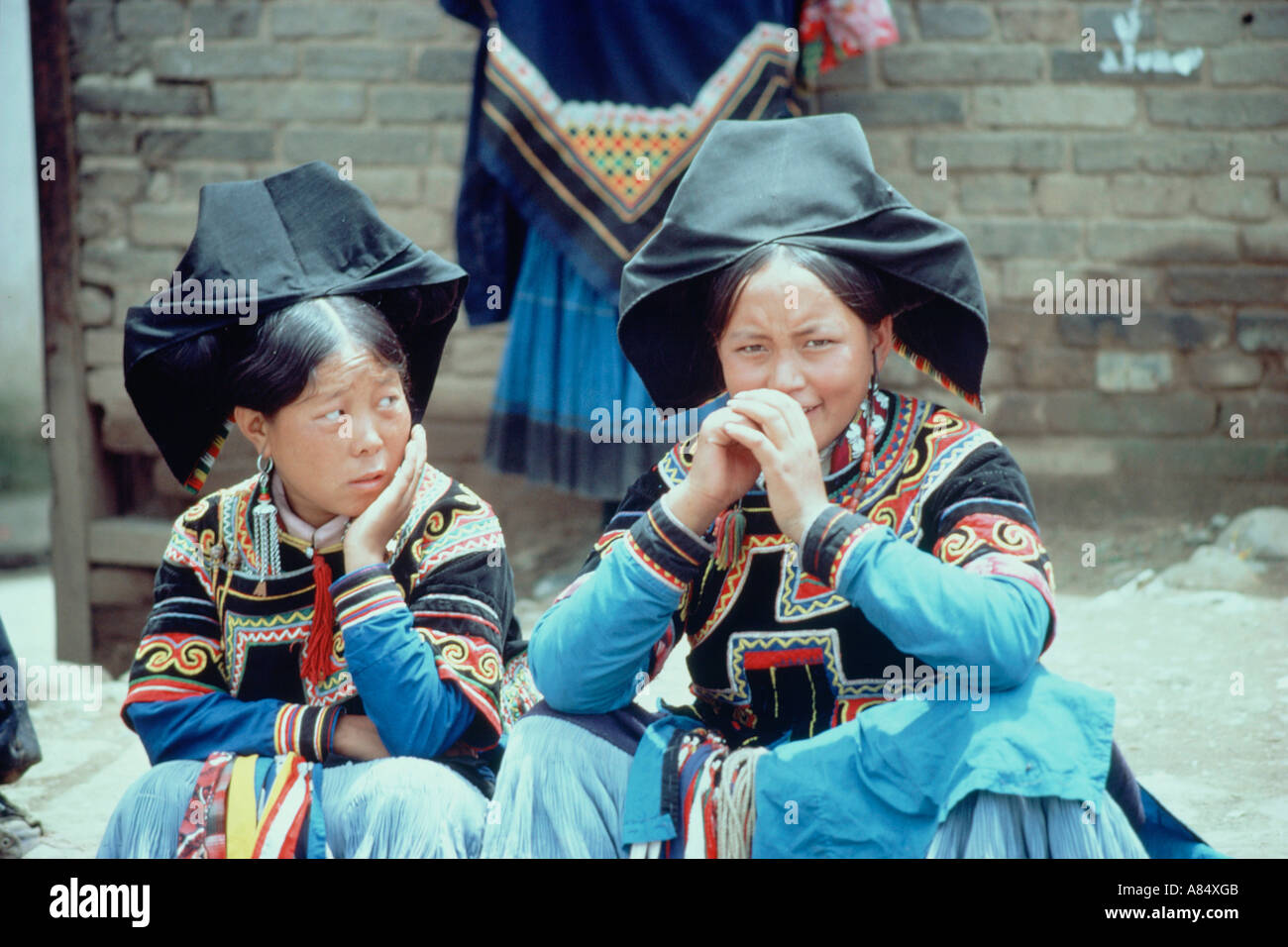Two seated people hi-res stock photography and images - Alamy