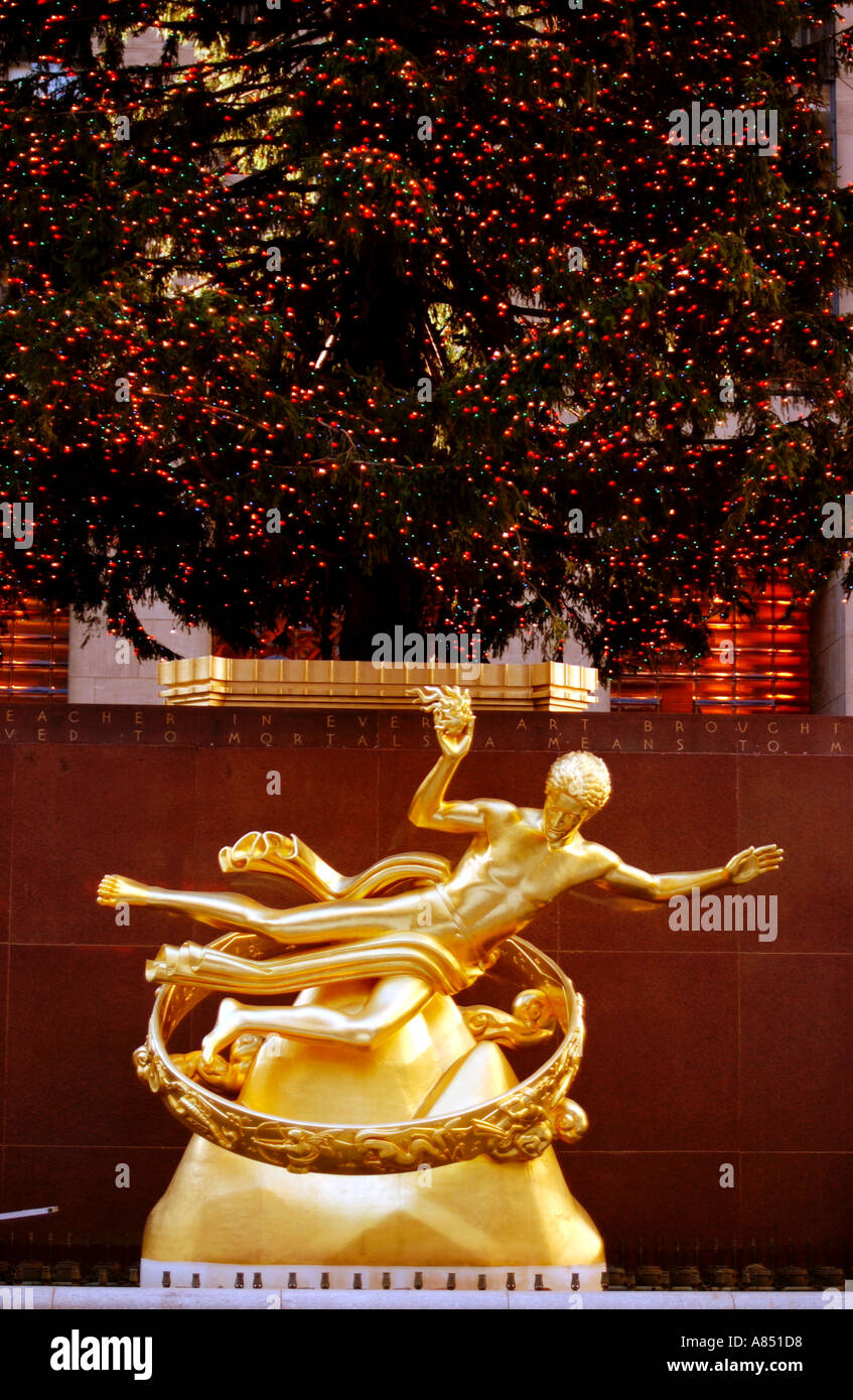 Christmas tree and statue at rockefeller plaza hi-res stock photography ...