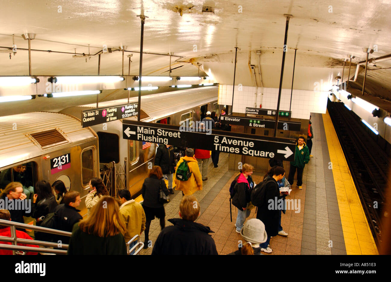New york subway train at station hi-res stock photography and images ...