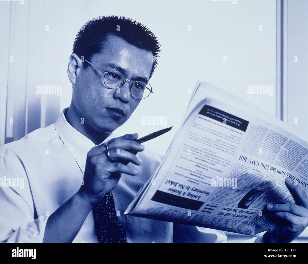Chinese men reading newspaper hi-res stock photography and images - Alamy