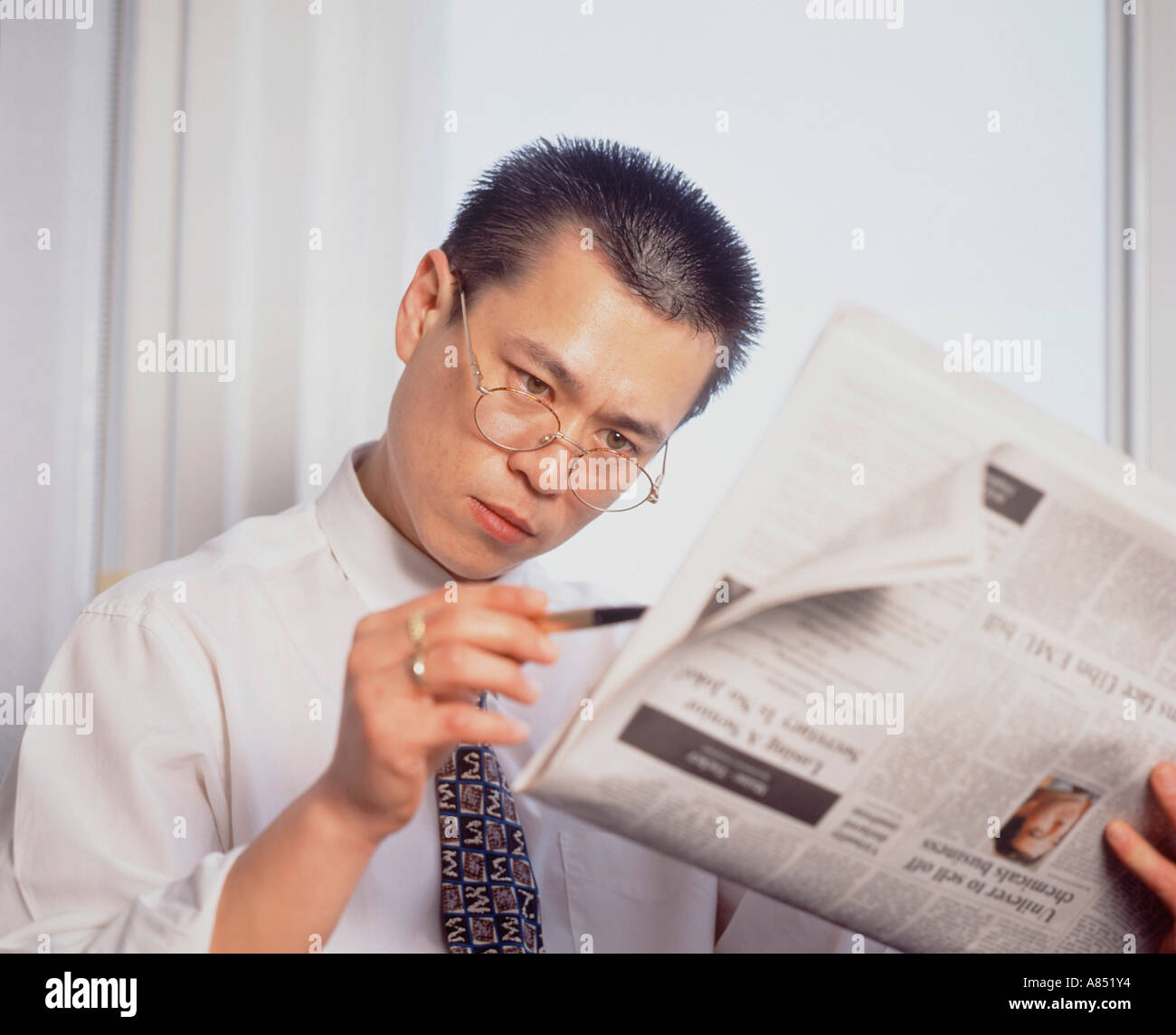 Chinese men reading newspaper hi-res stock photography and images - Alamy