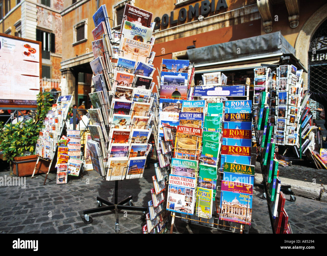News stand italy hi-res stock photography and images - Alamy