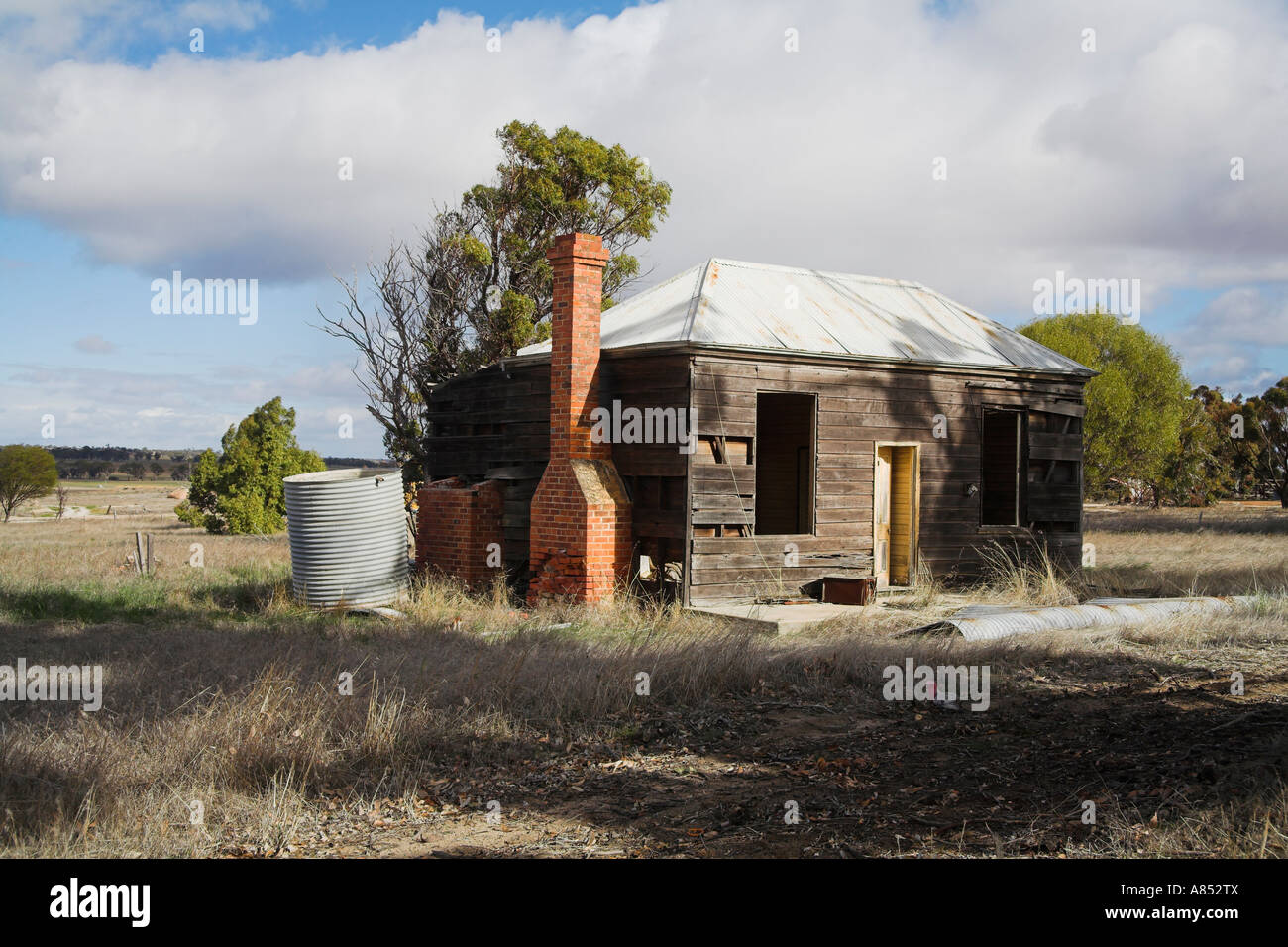 Ruins of an abandoned colonial house in the Australian outback Stock ...