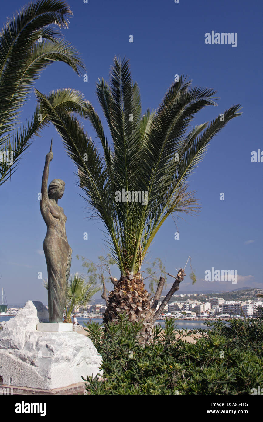 Statue among palms Stock Photo - Alamy