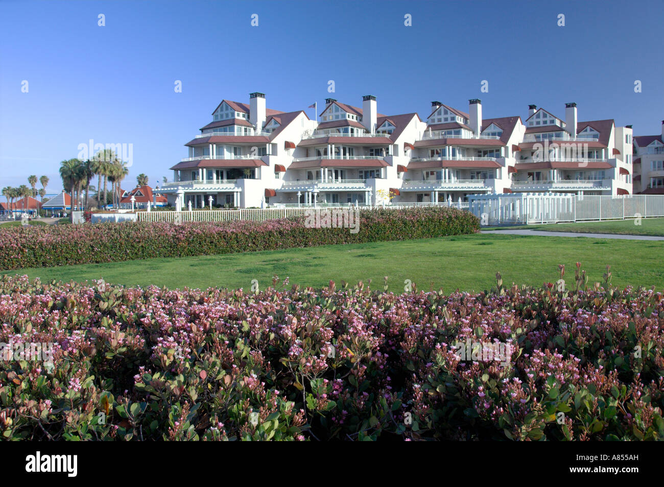 Modern apartment complex california hi-res stock photography and images ...