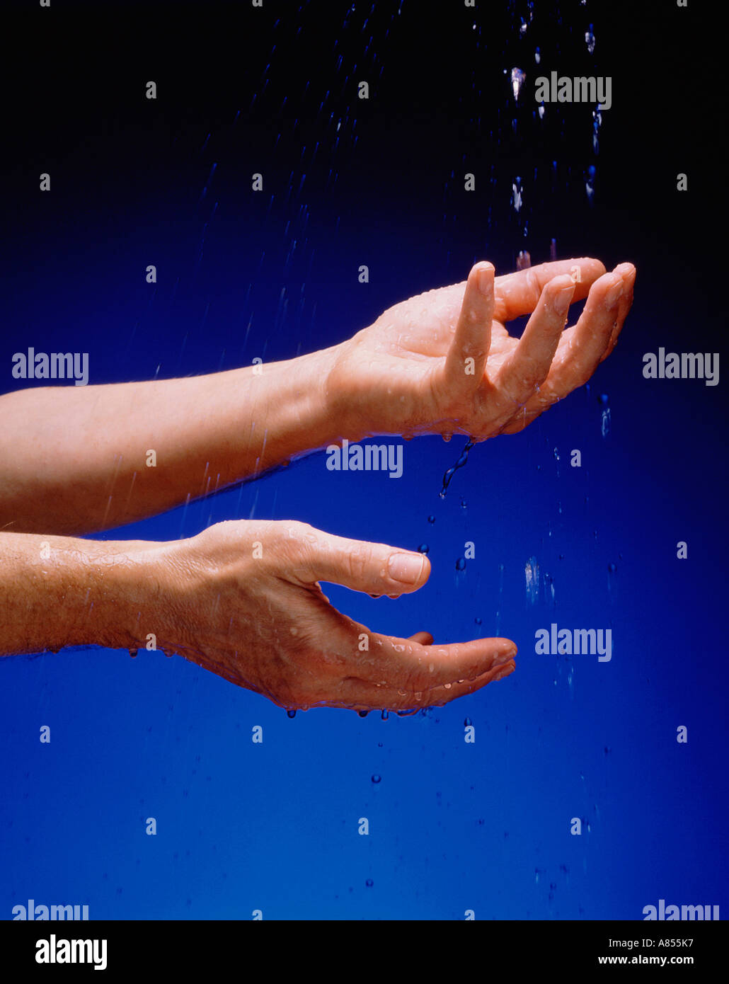 Hands receiving water hi-res stock photography and images - Alamy