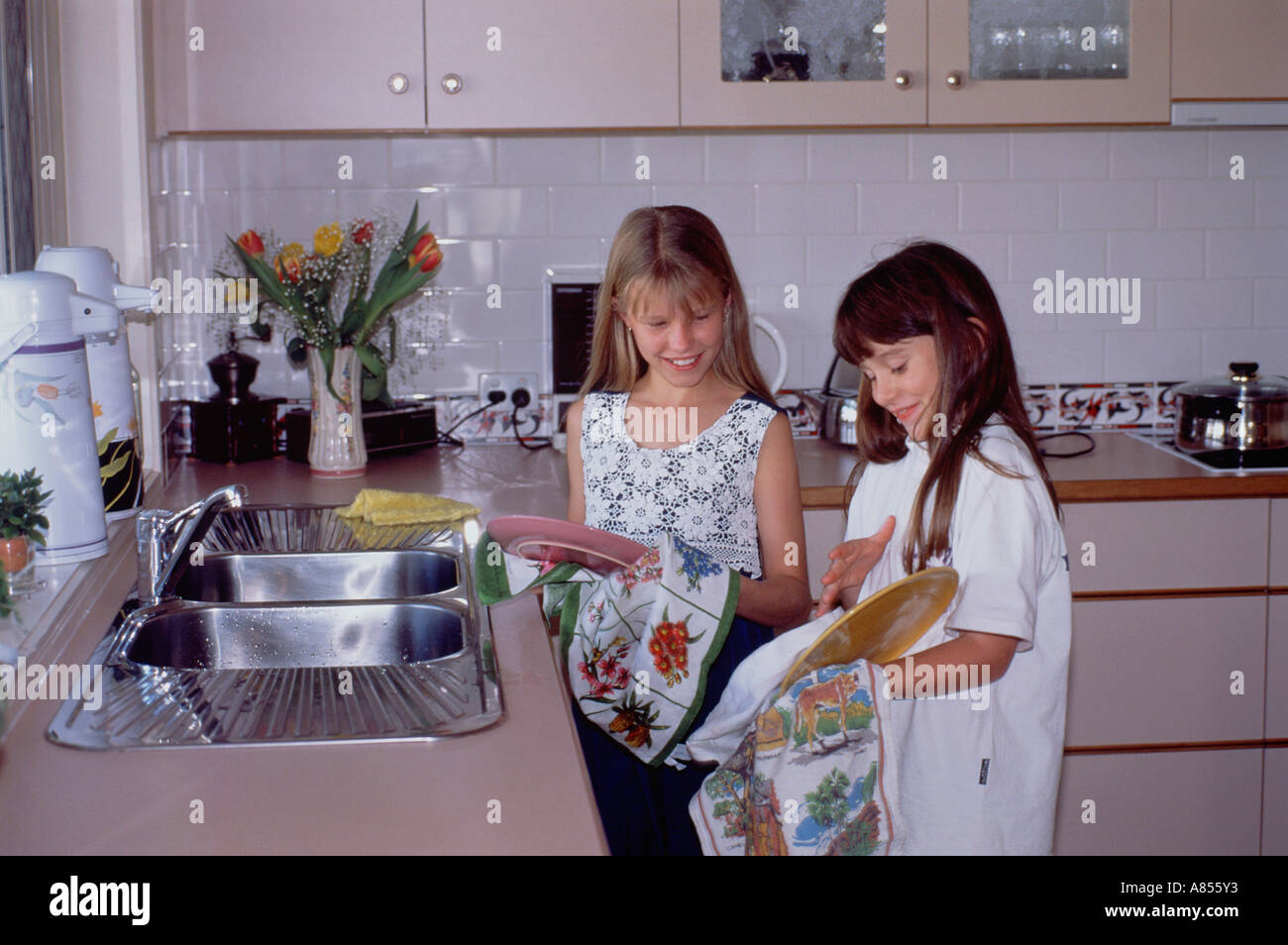 Girls doing housework hi-res stock photography and images - Alamy