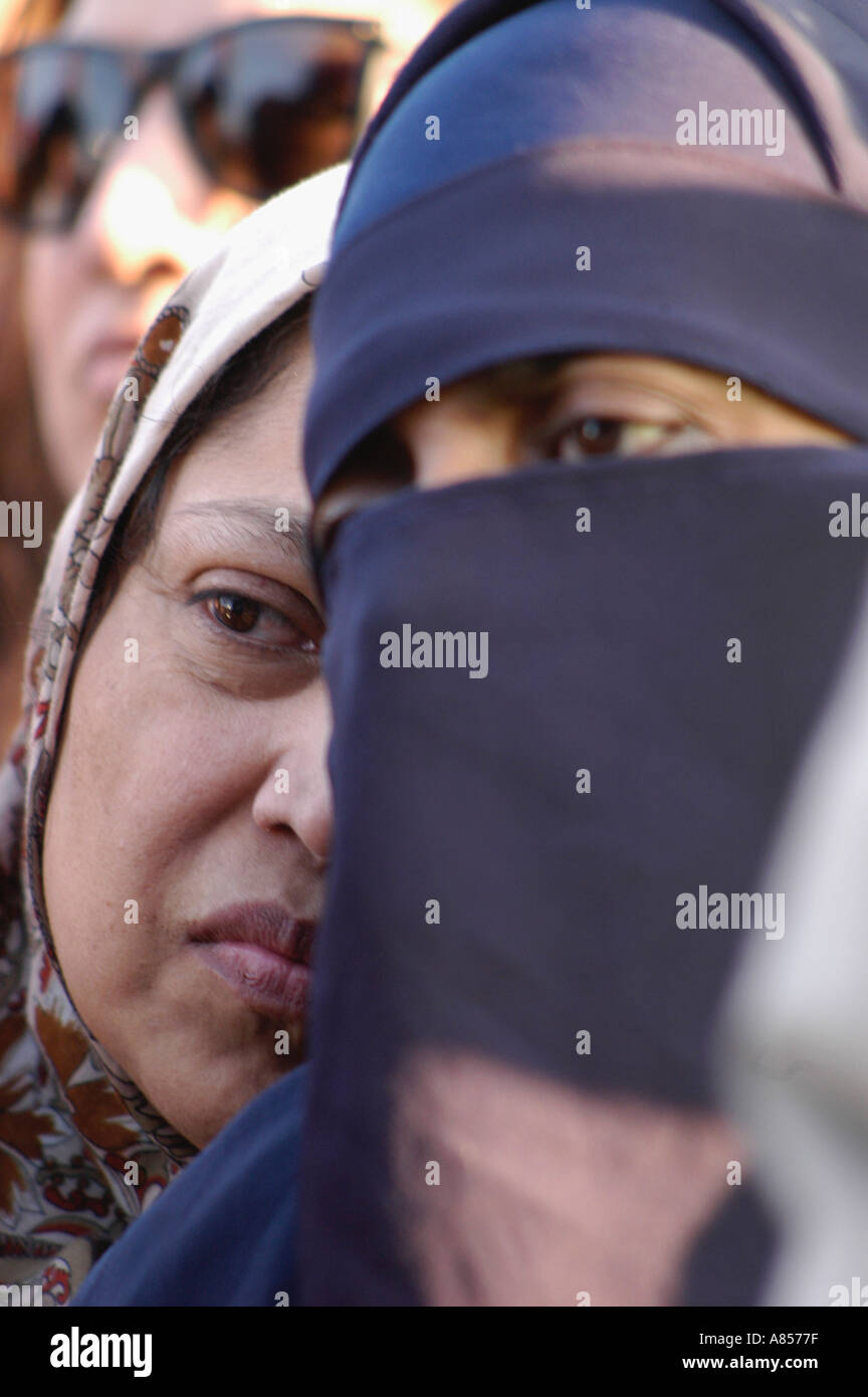Women iraq burka hi-res stock photography and images - Alamy
