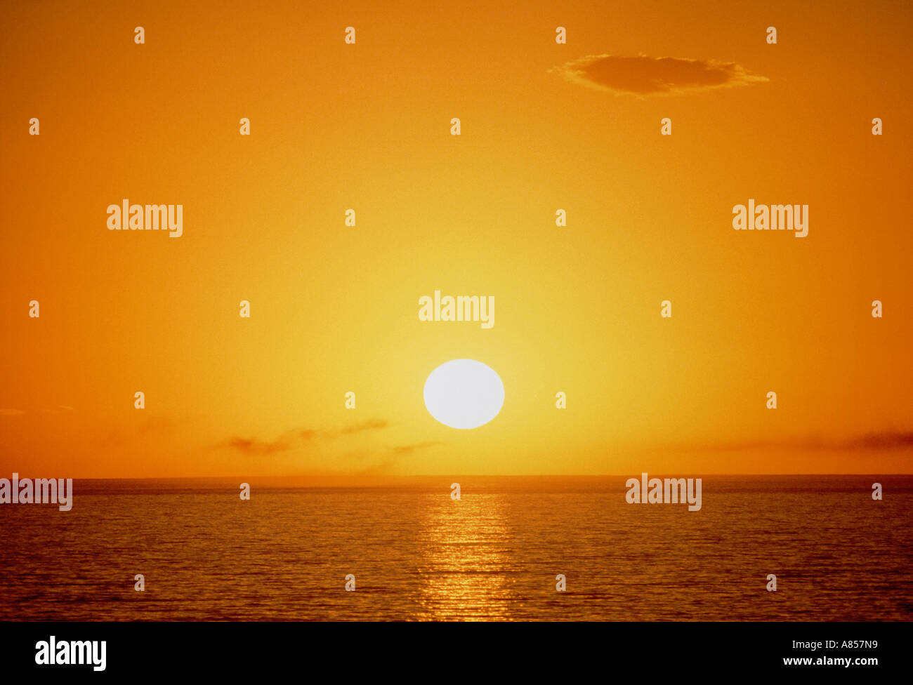 Sun rising over ocean horizon Stock Photo - Alamy