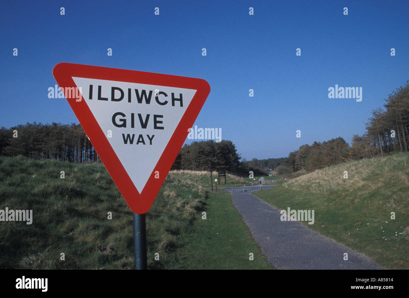 give way sign Stock Photo - Alamy
