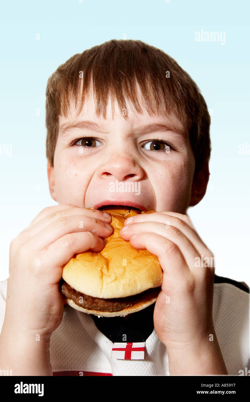 Kids eating burger hi-res stock photography and images - Alamy