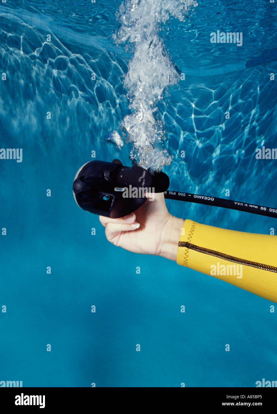 Diver demonstrating regulator clearing underwater Stock Photo - Alamy