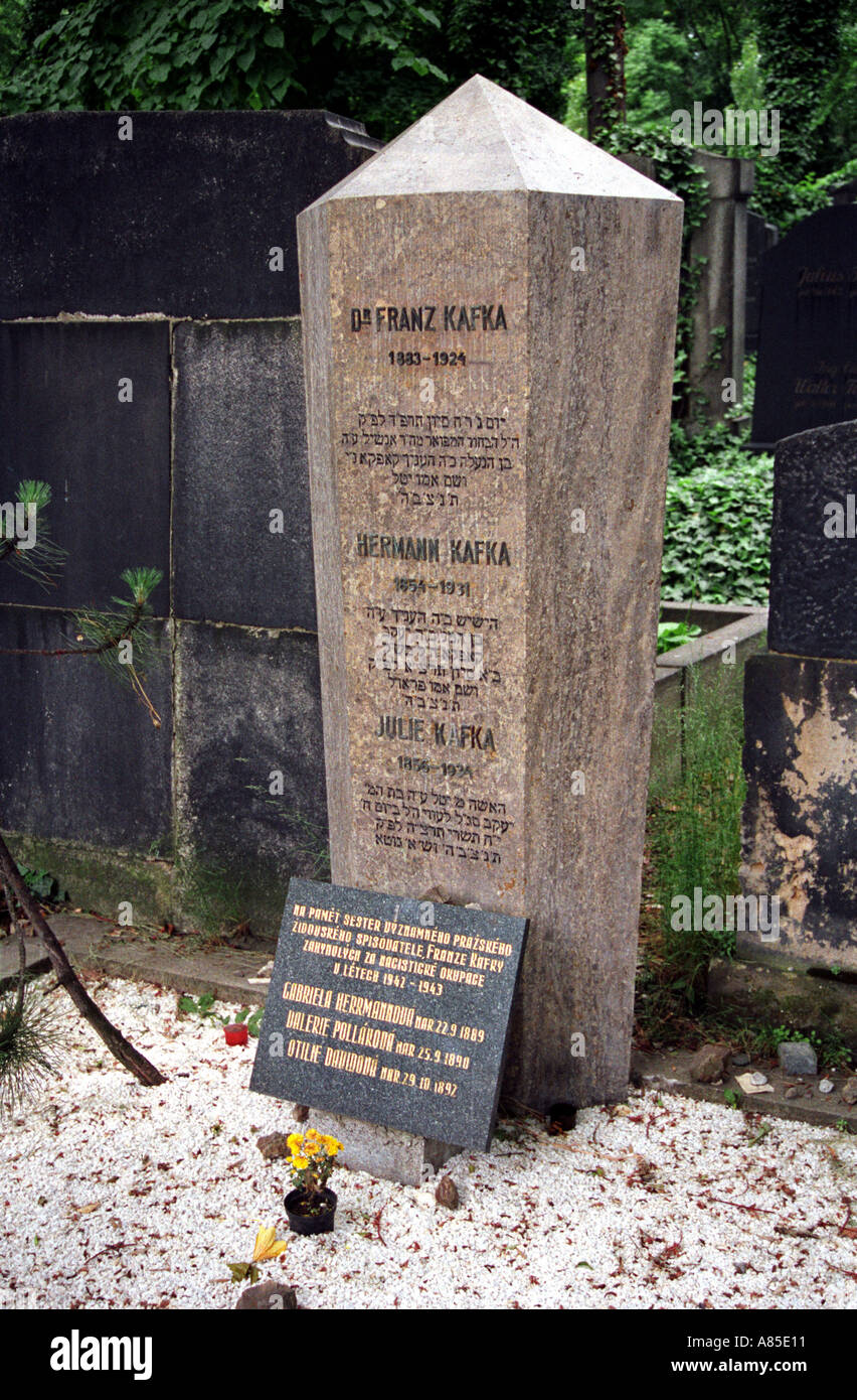 The grave of Franz Kafka in the new Jewish Cemetery Prague Stock Photo ...