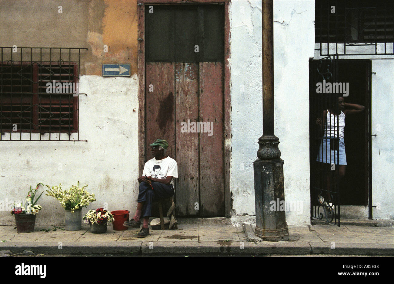 Old Cuban man selling on the streets of Central Havana Stock Photo - Alamy