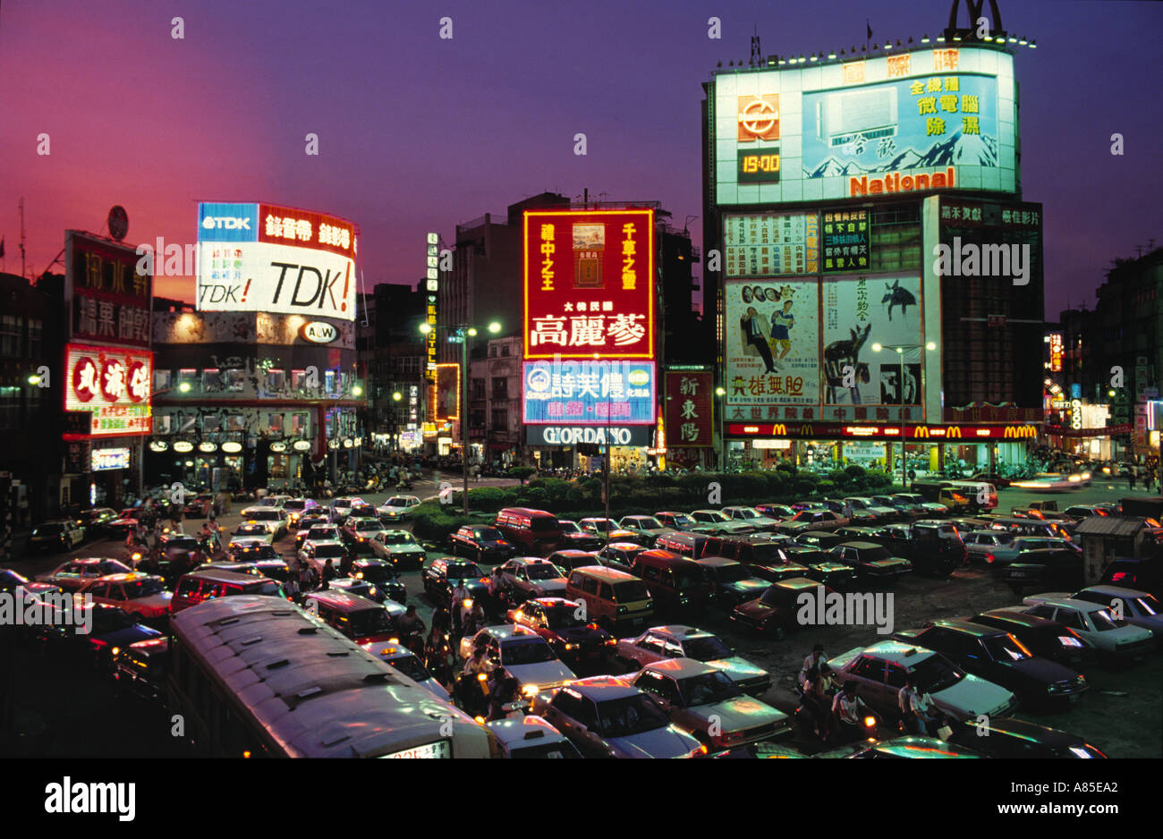 Street sign chinese signs taipei hi-res stock photography and images ...