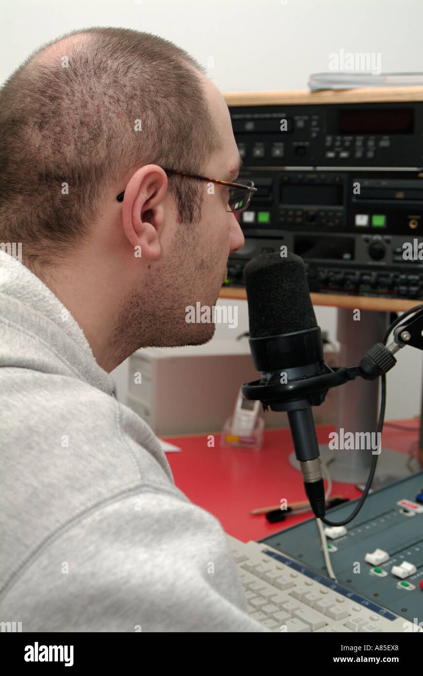 Radio dj disc jockey hi-res stock photography and images - Alamy