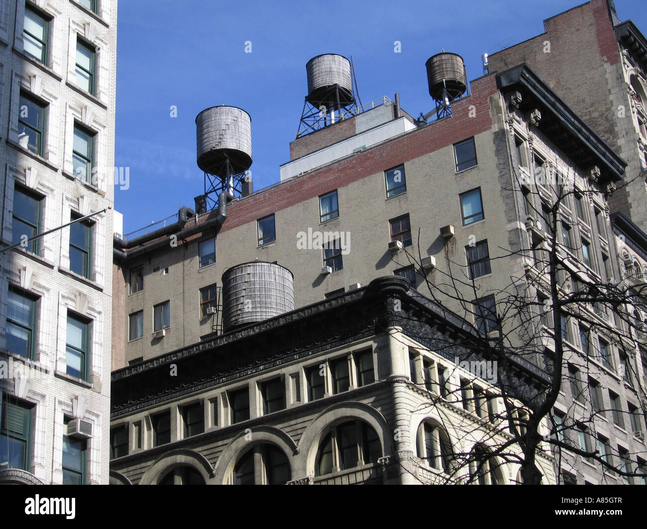 Nyc rooftop water tanks hi-res stock photography and images - Alamy